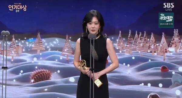 [SBS연기대상] 장나라, 연기대상 수상...2002년 가요대상에 이어 '연기대상'까지 '휩쓸어'